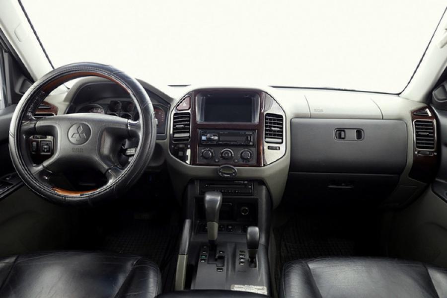 Grey Mitsubishi Pajero 2000 in Tallinn, with an engine capacity of 3.20 L and mileage of 339 thousand km for 1799 €, photo 6 on AUTOMOTO.COM.LV