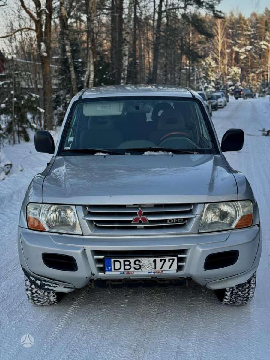 Pelēks Mitsubishi Pajero 2001 Mažeikiai, ar dzinēja tilpumu 3.20 L un nobraukumu 321 tūkst. km par 2700 €, foto 2 vietnē AUTOMOTO.COM.LV
