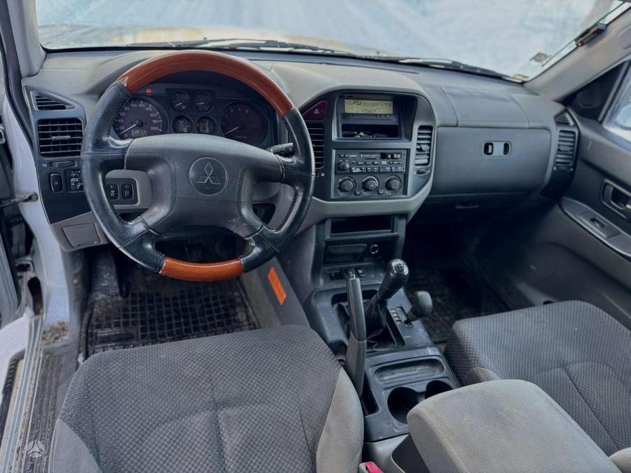 Pelēks Mitsubishi Pajero 2001 Mažeikiai, ar dzinēja tilpumu 3.20 L un nobraukumu 321 tūkst. km par 2700 €, foto 7 vietnē AUTOMOTO.COM.LV