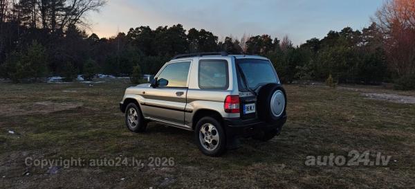 Grey Mitsubishi Pajero 2001 in Parnu, with an engine capacity of 2.00 L and mileage of 281 thousand km for 3700 €, photo 4 on AUTOMOTO.COM.LV