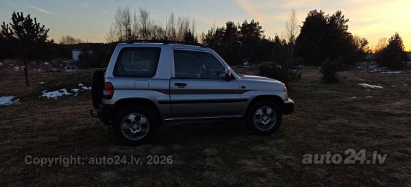 Grey Mitsubishi Pajero 2001 in Parnu, with an engine capacity of 2.00 L and mileage of 281 thousand km for 3700 €, photo 5 on AUTOMOTO.COM.LV