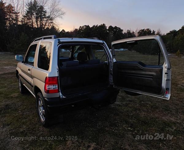 Grey Mitsubishi Pajero 2001 in Parnu, with an engine capacity of 2.00 L and mileage of 281 thousand km for 3700 €, photo 8 on AUTOMOTO.COM.LV