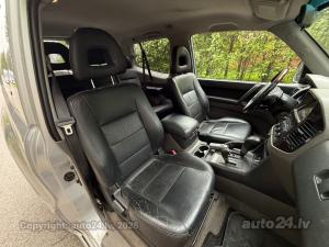 Pelēks Mitsubishi Pajero 2001 Tartu, ar dzinēja tilpumu 3.20 L un nobraukumu 297 tūkst. km par 2999 €, foto 14 vietnē AUTOMOTO.COM.LV