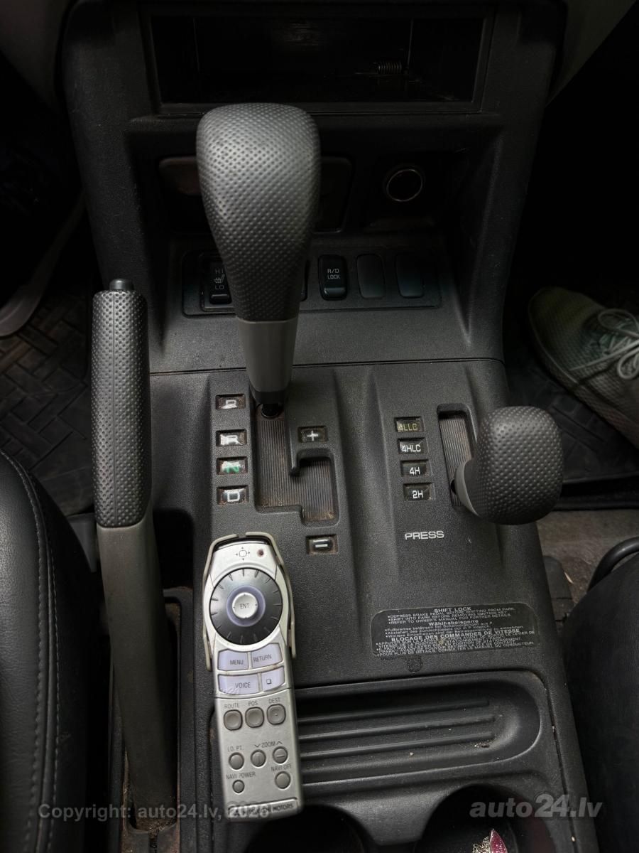 Pelēks Mitsubishi Pajero 2001 Tartu, ar dzinēja tilpumu 3.20 L un nobraukumu 297 tūkst. km par 2999 €, foto 19 vietnē AUTOMOTO.COM.LV