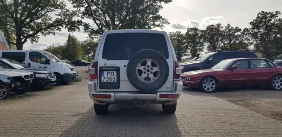 Grey Mitsubishi Pajero 2001 in Valmiera, with an engine capacity of 3.20 L and mileage of 586 thousand km for 2350 €, photo 5 on AUTOMOTO.COM.LV