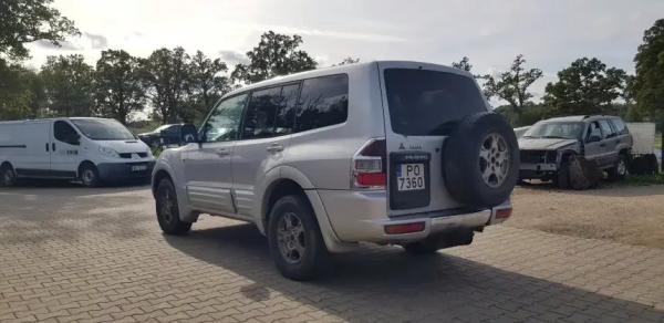 Grey Mitsubishi Pajero 2001 in Valmiera, with an engine capacity of 3.20 L and mileage of 586 thousand km for 2350 €, photo 5 on AUTOMOTO.COM.LV