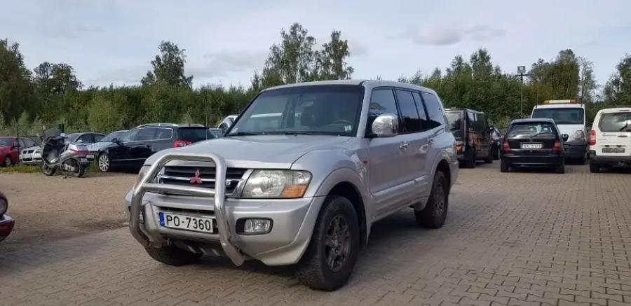 Grey Mitsubishi Pajero 2001 in Valmiera, with an engine capacity of 3.20 L and mileage of 586 thousand km for 2350 €, photo 8 on AUTOMOTO.COM.LV