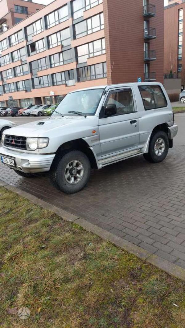 Pelēks Mitsubishi Pajero 2002 Viļņa, ar dzinēja tilpumu 2.48 L un nobraukumu 220 tūkst. km par 4200 €, foto 1 vietnē AUTOMOTO.COM.LV