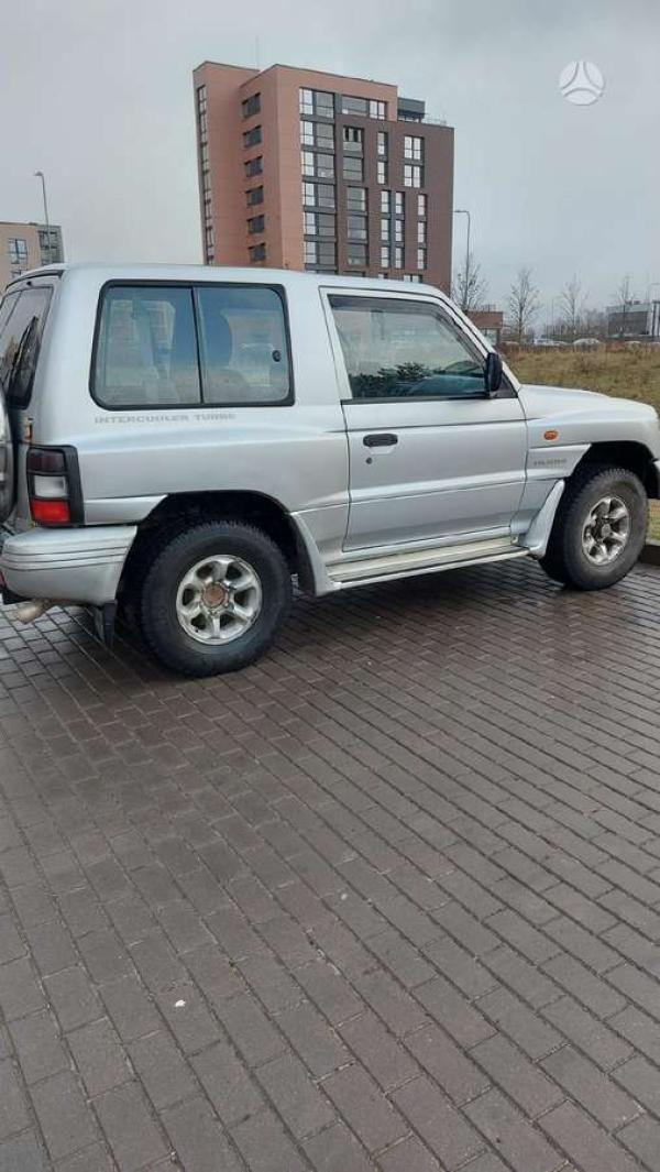 Pelēks Mitsubishi Pajero 2002 Viļņa, ar dzinēja tilpumu 2.48 L un nobraukumu 220 tūkst. km par 4200 €, foto 2 vietnē AUTOMOTO.COM.LV