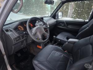 Grey Mitsubishi Pajero 2002 in Raseiniai, with an engine capacity of 2.50 L and mileage of 304 thousand km for 4650 €, photo 10 on AUTOMOTO.COM.LV