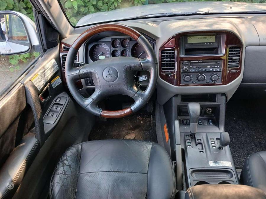 Grey Mitsubishi Pajero 2002 in Vilnius, with an engine capacity of 3.20 L and mileage of 370 thousand km for 1999 €, photo 11 on AUTOMOTO.COM.LV