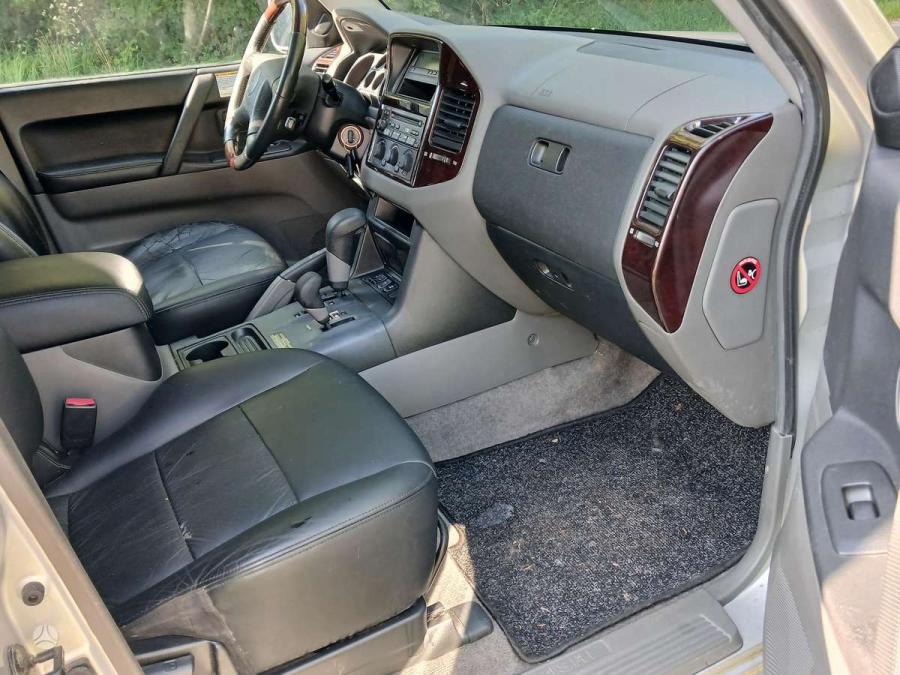 Grey Mitsubishi Pajero 2002 in Vilnius, with an engine capacity of 3.20 L and mileage of 370 thousand km for 1999 €, photo 13 on AUTOMOTO.COM.LV