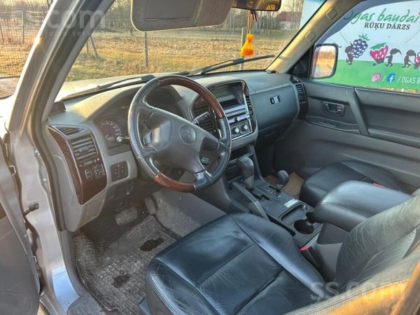 Grey Mitsubishi Pajero 2002 in Riga, with an engine capacity of 3.20 L and mileage of 145 thousand km for 3800 €, photo 5 on AUTOMOTO.COM.LV