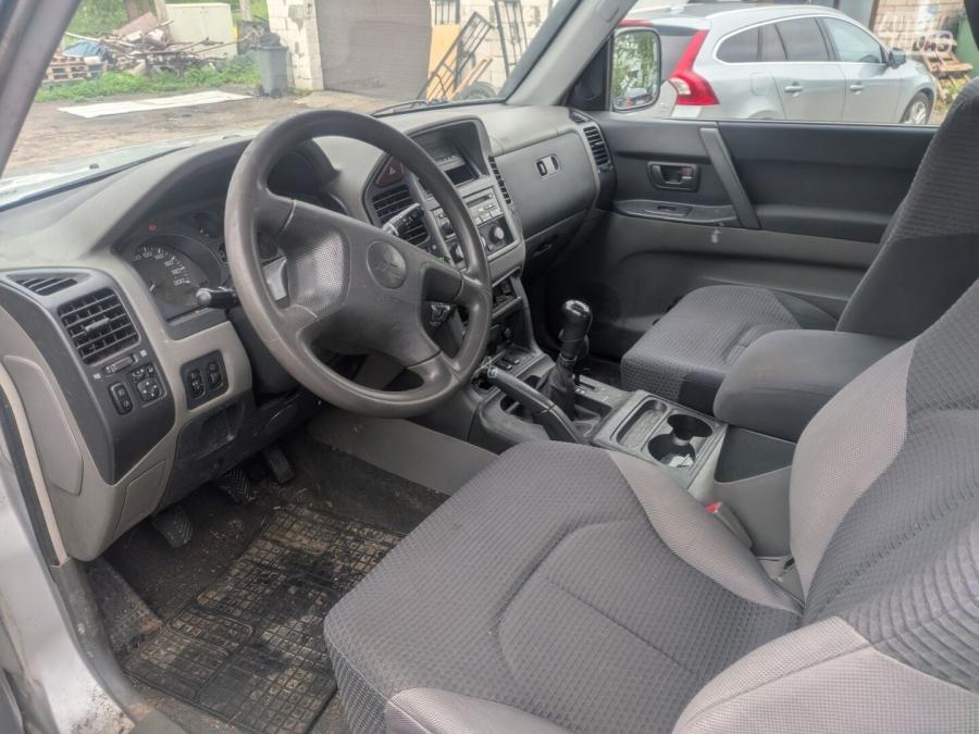 Grey Mitsubishi Pajero 2003 in Radviliskis, with an engine capacity of 3.20 L and mileage of 290 thousand km for 3800 €, photo 9 on AUTOMOTO.COM.LV
