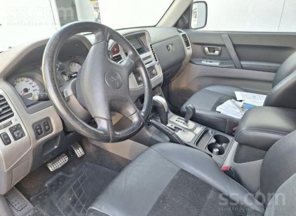 Grey Mitsubishi Pajero 2003 in Jelgava, with an engine capacity of 3.20 L and mileage of 235 thousand km for 2000 €, photo 2 on AUTOMOTO.COM.LV