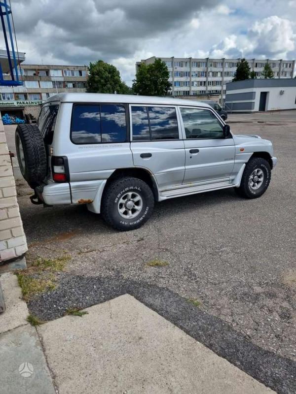 Pelēks Mitsubishi Pajero 2003 Alīta, ar dzinēja tilpumu 2.50 L un nobraukumu 269 tūkst. km par 5666 €, foto 2 vietnē AUTOMOTO.COM.LV