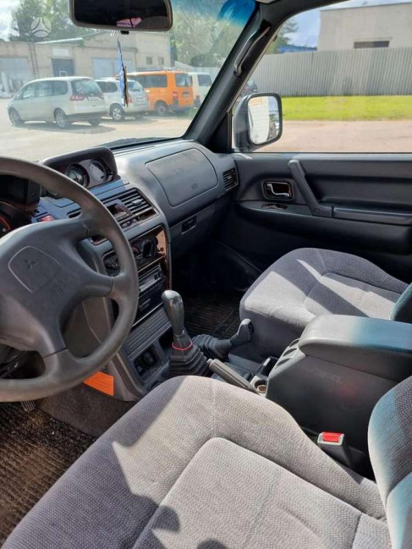Pelēks Mitsubishi Pajero 2003 Alīta, ar dzinēja tilpumu 2.50 L un nobraukumu 269 tūkst. km par 5666 €, foto 8 vietnē AUTOMOTO.COM.LV