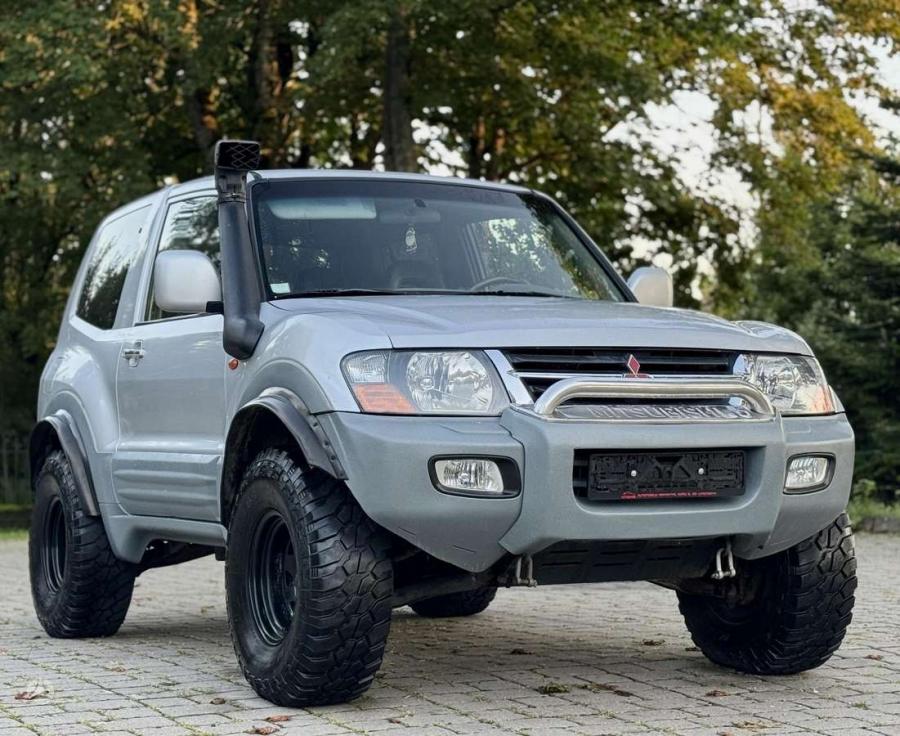 Pelēks Mitsubishi Pajero 2003 Viļņa, ar dzinēja tilpumu 3.20 L un nobraukumu 299 tūkst. km par 3850 €, foto 1 vietnē AUTOMOTO.COM.LV