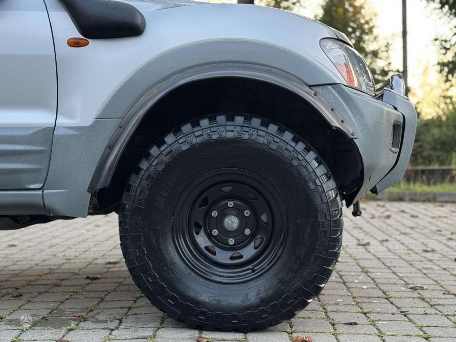 Pelēks Mitsubishi Pajero 2003 Viļņa, ar dzinēja tilpumu 3.20 L un nobraukumu 299 tūkst. km par 3850 €, foto 15 vietnē AUTOMOTO.COM.LV
