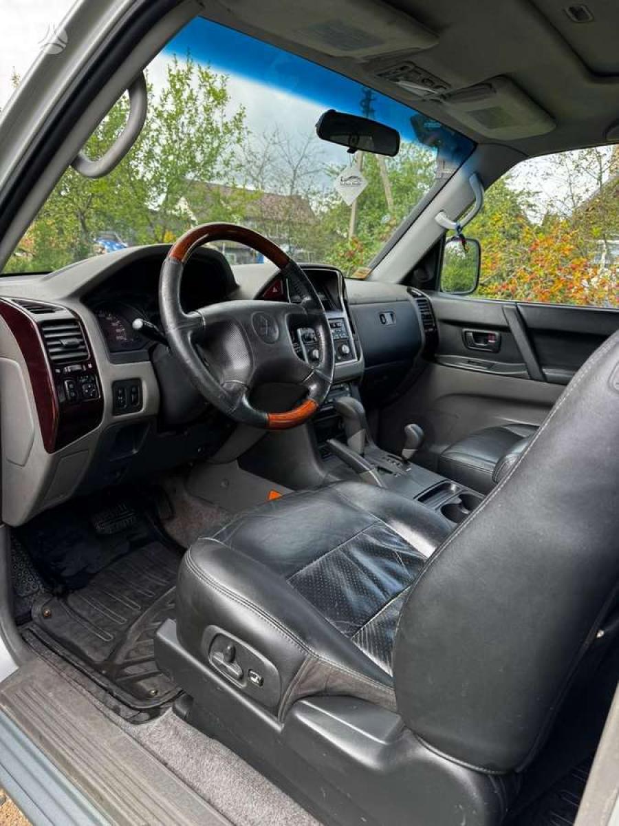 Pelēks Mitsubishi Pajero 2003 Viļņa, ar dzinēja tilpumu 3.20 L un nobraukumu 299 tūkst. km par 3850 €, foto 26 vietnē AUTOMOTO.COM.LV