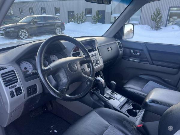 Pelēks Mitsubishi Pajero 2004 Telšiai, ar dzinēja tilpumu 3.20 L un nobraukumu 305 tūkst. km par 4100 €, foto 10 vietnē AUTOMOTO.COM.LV
