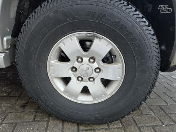 Pelēks Mitsubishi Pajero 2004 Viļņa, ar dzinēja tilpumu 3.20 L un nobraukumu 247 tūkst. km par 14500 €, foto 5 vietnē AUTOMOTO.COM.LV