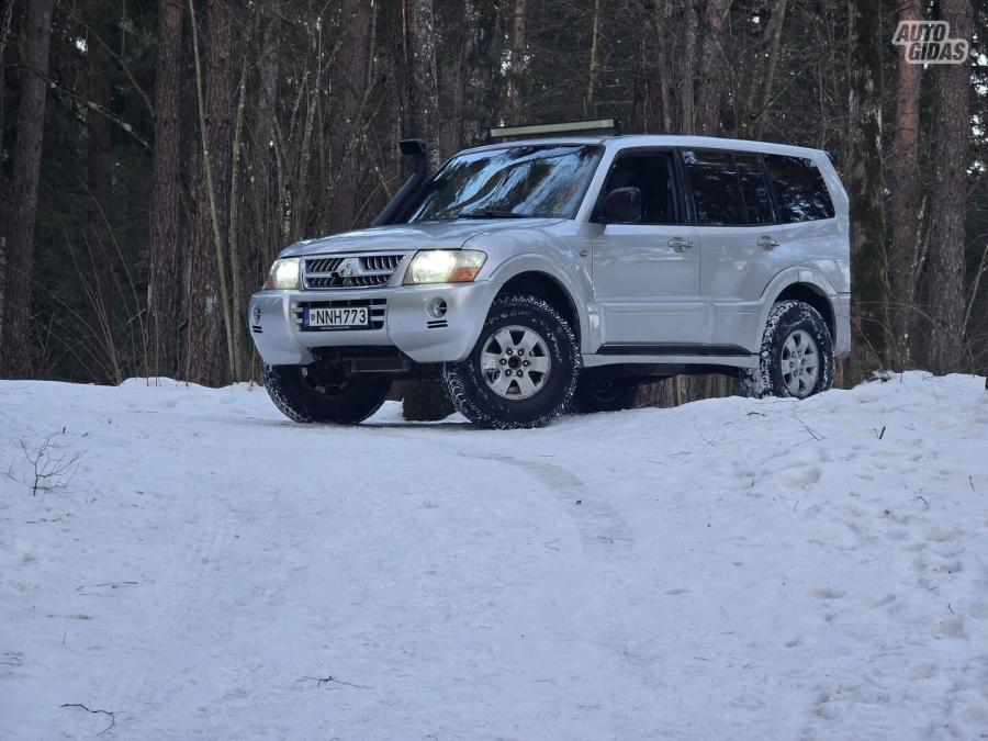 Grey Mitsubishi Pajero 2004 in Vilnius, with an engine capacity of 3.20 L and mileage of 247 thousand km for 14500 €, photo 8 on AUTOMOTO.COM.LV