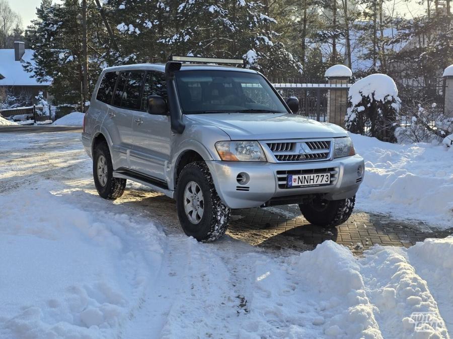 Grey Mitsubishi Pajero 2004 in Vilnius, with an engine capacity of 3.20 L and mileage of 247 thousand km for 14500 €, photo 10 on AUTOMOTO.COM.LV