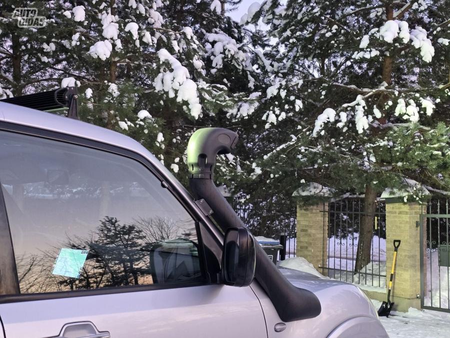 Grey Mitsubishi Pajero 2004 in Vilnius, with an engine capacity of 3.20 L and mileage of 247 thousand km for 14500 €, photo 13 on AUTOMOTO.COM.LV