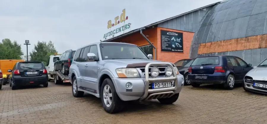 Grey Mitsubishi Pajero 2004 in Valmiera, with an engine capacity of 3.20 L and mileage of 420 thousand km for 5100 €, photo 1 on AUTOMOTO.COM.LV