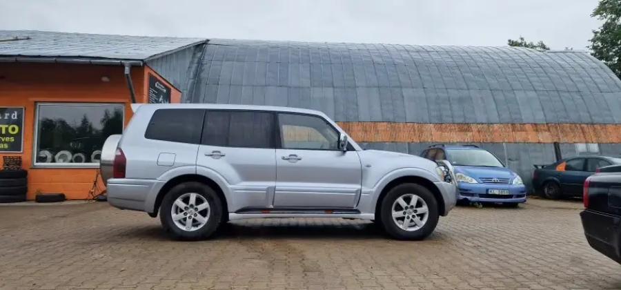Grey Mitsubishi Pajero 2004 in Valmiera, with an engine capacity of 3.20 L and mileage of 420 thousand km for 5100 €, photo 3 on AUTOMOTO.COM.LV