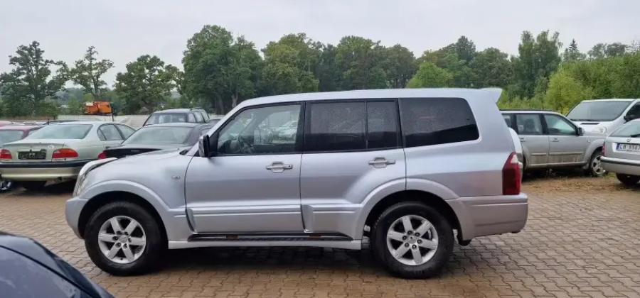 Grey Mitsubishi Pajero 2004 in Valmiera, with an engine capacity of 3.20 L and mileage of 420 thousand km for 5100 €, photo 7 on AUTOMOTO.COM.LV
