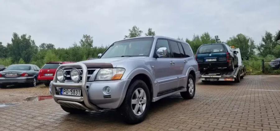 Grey Mitsubishi Pajero 2004 in Valmiera, with an engine capacity of 3.20 L and mileage of 420 thousand km for 5100 €, photo 8 on AUTOMOTO.COM.LV
