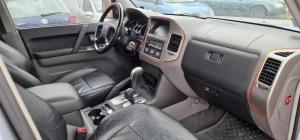 Grey Mitsubishi Pajero 2004 in Valmiera, with an engine capacity of 3.20 L and mileage of 420 thousand km for 5100 €, photo 12 on AUTOMOTO.COM.LV