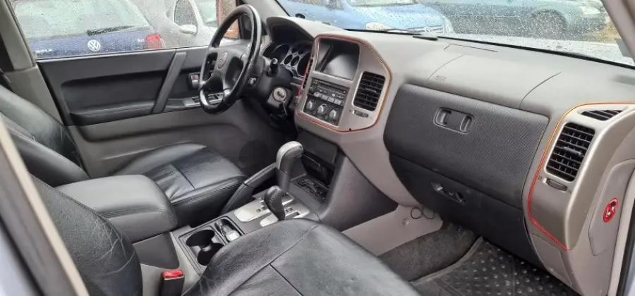 Grey Mitsubishi Pajero 2004 in Valmiera, with an engine capacity of 3.20 L and mileage of 420 thousand km for 5100 €, photo 12 on AUTOMOTO.COM.LV