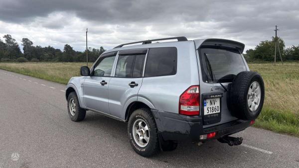 Pelēks Mitsubishi Pajero 2004 Utena, ar dzinēja tilpumu 2.48 L un nobraukumu 280 tūkst. km par 2800 €, foto 2 vietnē AUTOMOTO.COM.LV