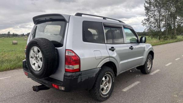Pelēks Mitsubishi Pajero 2004 Utena, ar dzinēja tilpumu 2.48 L un nobraukumu 280 tūkst. km par 2800 €, foto 4 vietnē AUTOMOTO.COM.LV