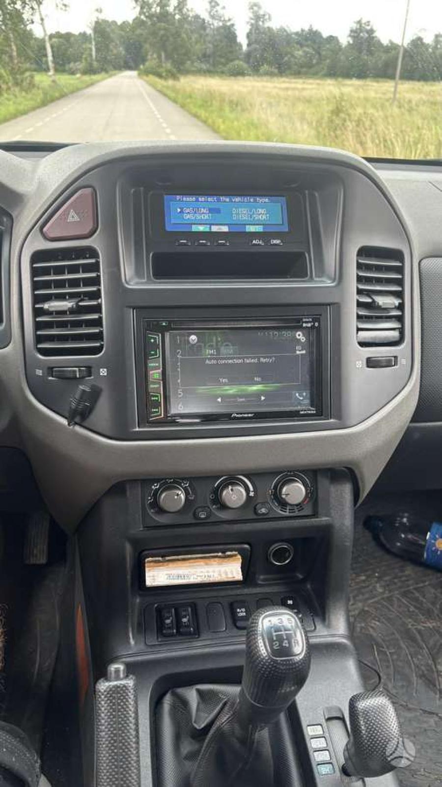 Pelēks Mitsubishi Pajero 2004 Utena, ar dzinēja tilpumu 2.48 L un nobraukumu 280 tūkst. km par 2800 €, foto 10 vietnē AUTOMOTO.COM.LV
