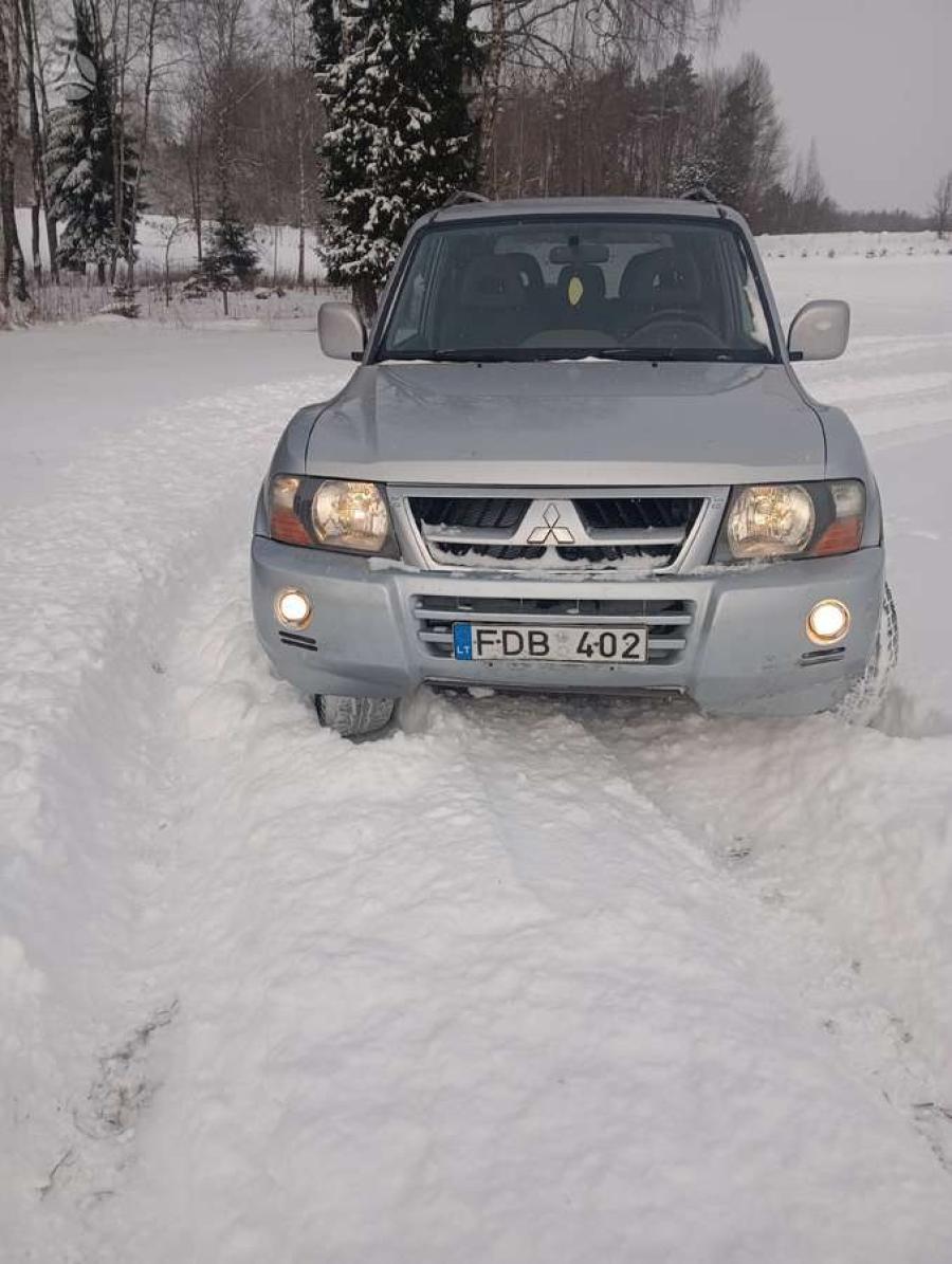Grey Mitsubishi Pajero 2005 in Vilnius, with an engine capacity of 3.20 L and mileage of 220 thousand km for 3400 €, photo 2 on AUTOMOTO.COM.LV