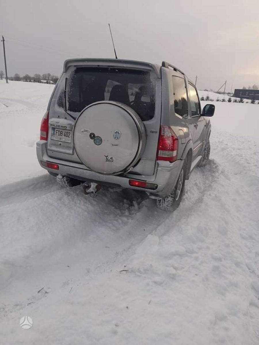Grey Mitsubishi Pajero 2005 in Vilnius, with an engine capacity of 3.20 L and mileage of 220 thousand km for 3400 €, photo 4 on AUTOMOTO.COM.LV