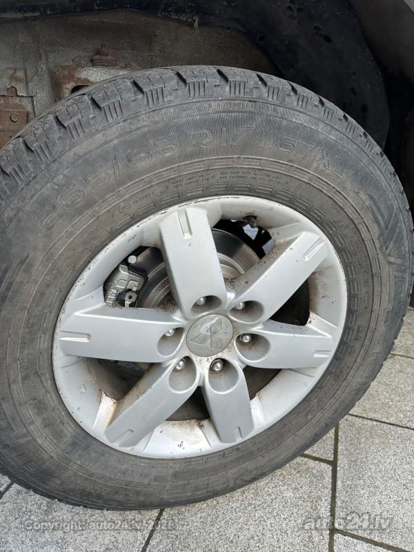 Pelēks Mitsubishi Pajero 2005 Tallina, ar dzinēja tilpumu 3.20 L un nobraukumu 224 tūkst. km par 5300 €, foto 10 vietnē AUTOMOTO.COM.LV