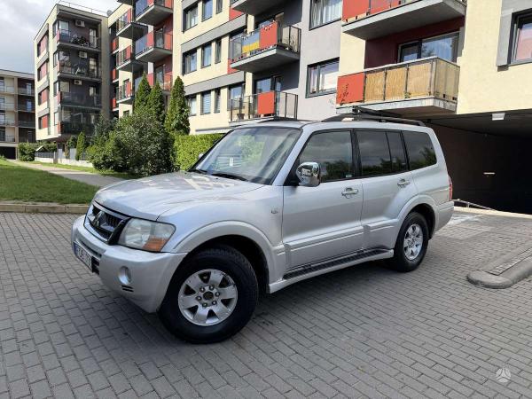 Pelēks Mitsubishi Pajero 2005 Viļņa, ar dzinēja tilpumu 3.20 L un nobraukumu 300 tūkst. km par 2850 €, foto 2 vietnē AUTOMOTO.COM.LV