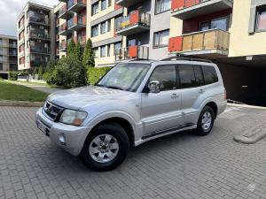 Grey Mitsubishi Pajero 2005 in Vilnius, with an engine capacity of 3.20 L and mileage of 300 thousand km for 2850 €, photo 3 on AUTOMOTO.COM.LV