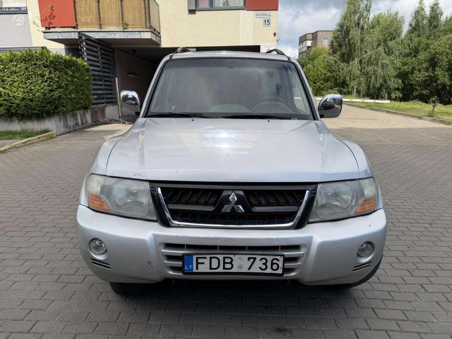Grey Mitsubishi Pajero 2005 in Vilnius, with an engine capacity of 3.20 L and mileage of 300 thousand km for 2850 €, photo 4 on AUTOMOTO.COM.LV
