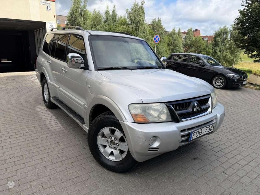 Grey Mitsubishi Pajero 2005 in Vilnius, with an engine capacity of 3.20 L and mileage of 300 thousand km for 2850 €, photo 5 on AUTOMOTO.COM.LV