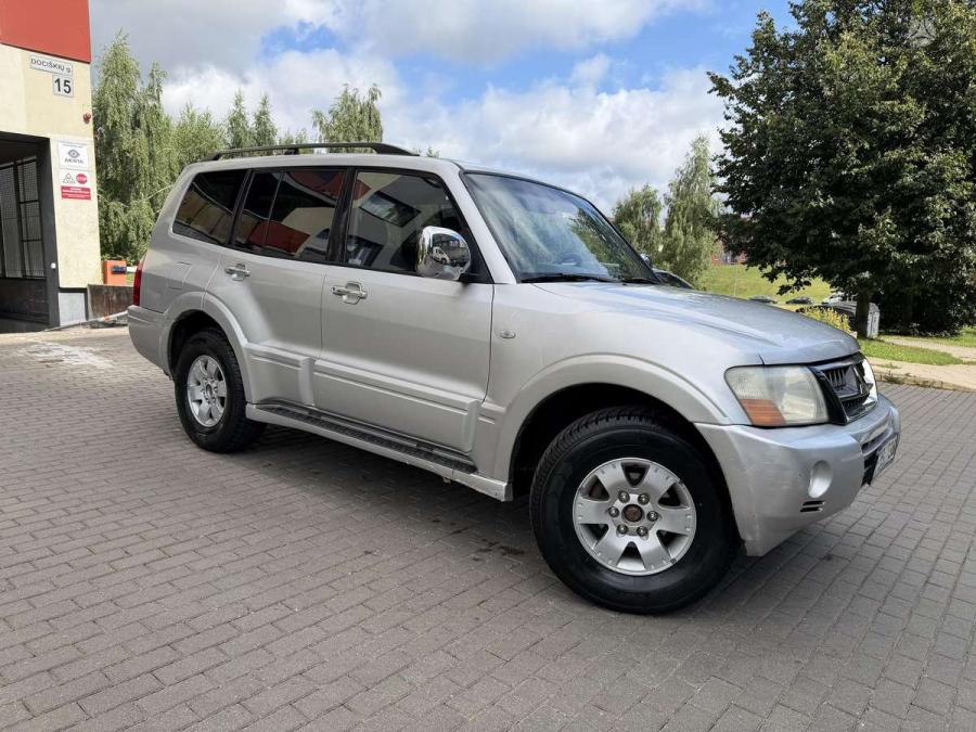 Grey Mitsubishi Pajero 2005 in Vilnius, with an engine capacity of 3.20 L and mileage of 300 thousand km for 2850 €, photo 6 on AUTOMOTO.COM.LV