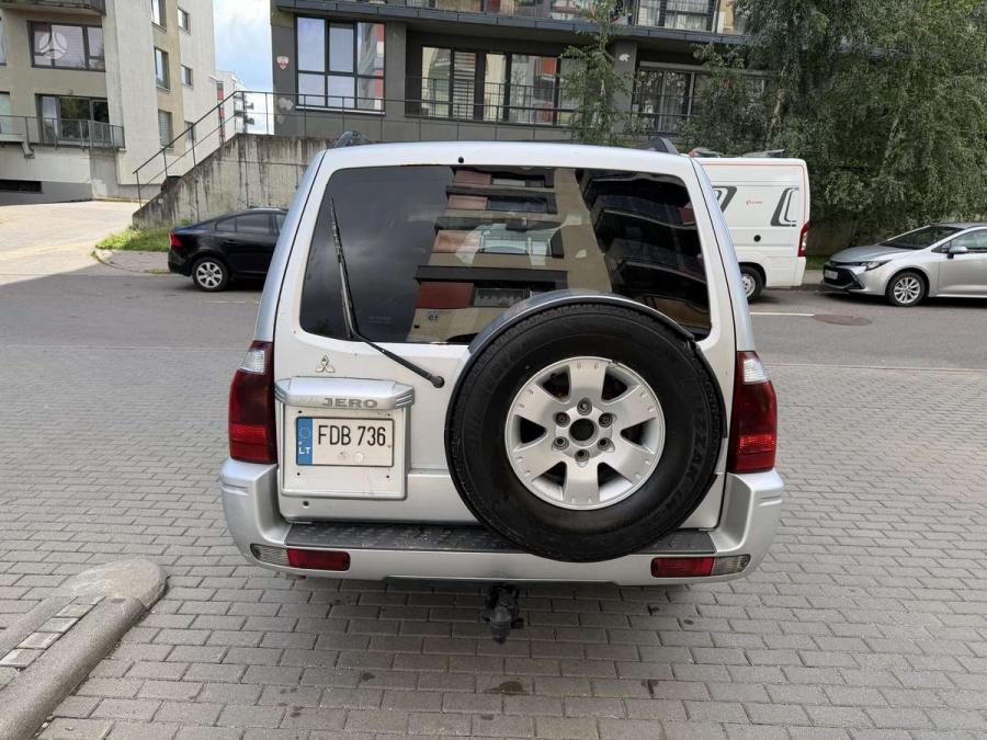 Grey Mitsubishi Pajero 2005 in Vilnius, with an engine capacity of 3.20 L and mileage of 300 thousand km for 2850 €, photo 9 on AUTOMOTO.COM.LV