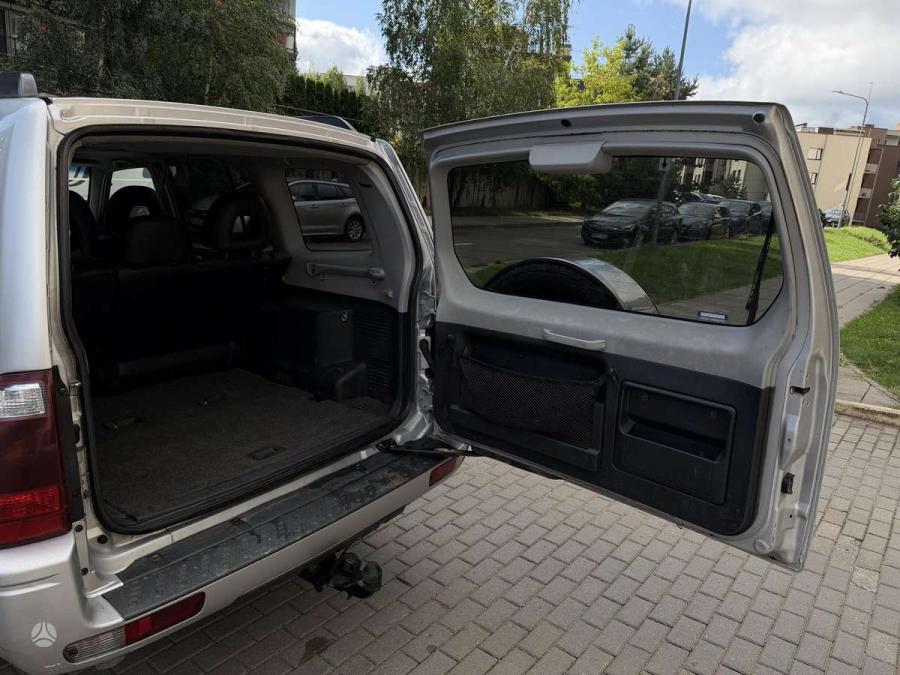 Grey Mitsubishi Pajero 2005 in Vilnius, with an engine capacity of 3.20 L and mileage of 300 thousand km for 2850 €, photo 10 on AUTOMOTO.COM.LV