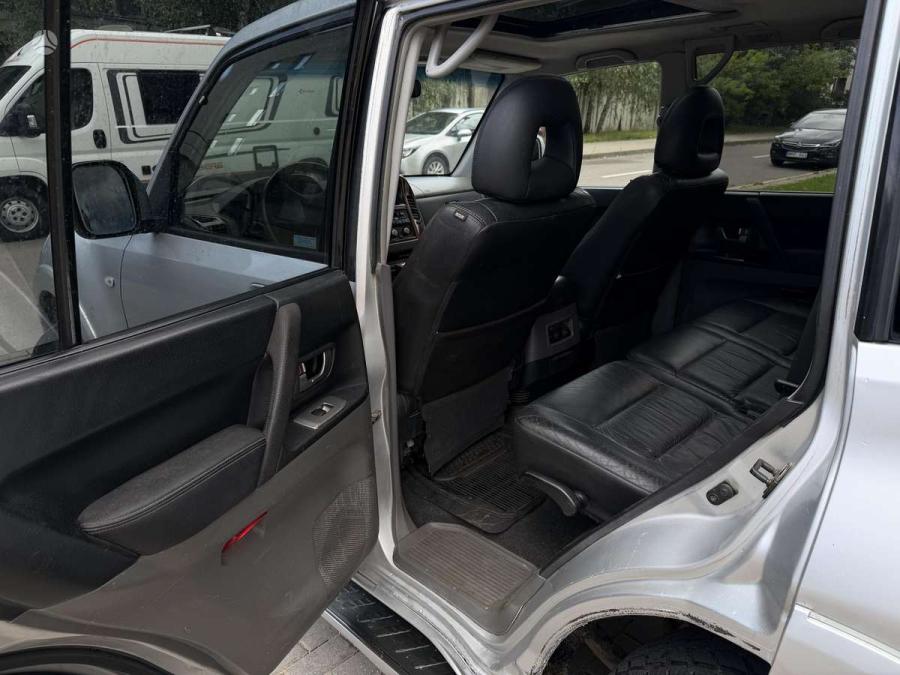 Grey Mitsubishi Pajero 2005 in Vilnius, with an engine capacity of 3.20 L and mileage of 300 thousand km for 2850 €, photo 13 on AUTOMOTO.COM.LV