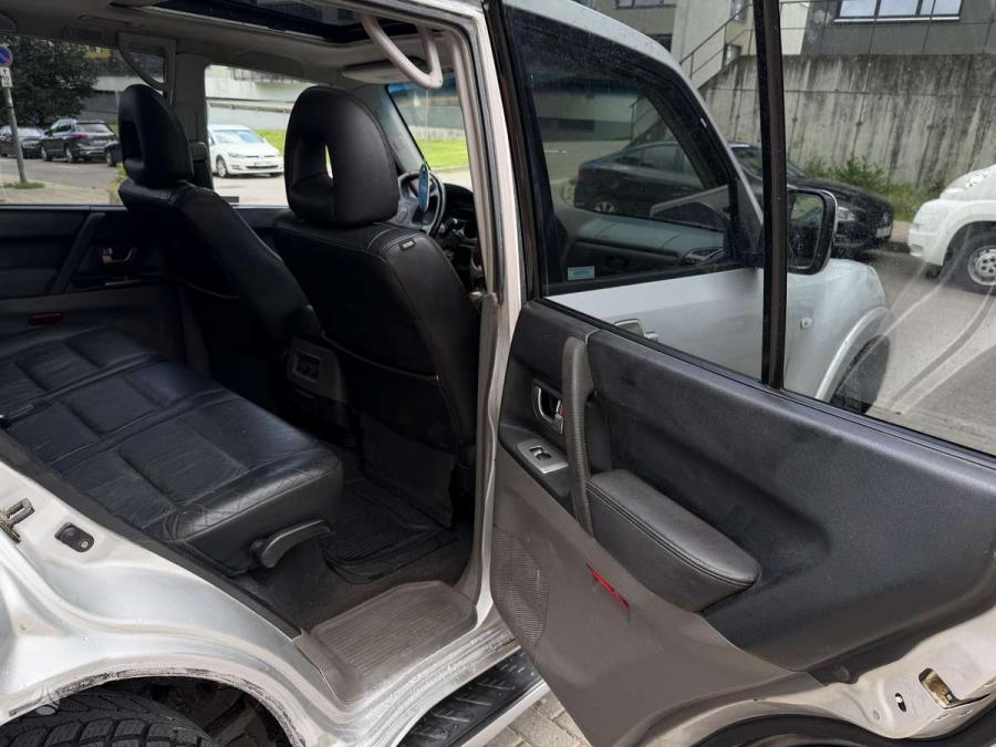 Grey Mitsubishi Pajero 2005 in Vilnius, with an engine capacity of 3.20 L and mileage of 300 thousand km for 2850 €, photo 17 on AUTOMOTO.COM.LV